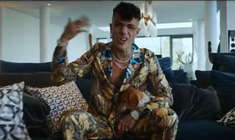 Tony Effe, Bassotto: testo, audio e video della canzone