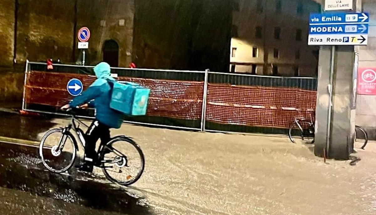 Rider al lavoro durante l'alluvione: la vicenda finisce in procura