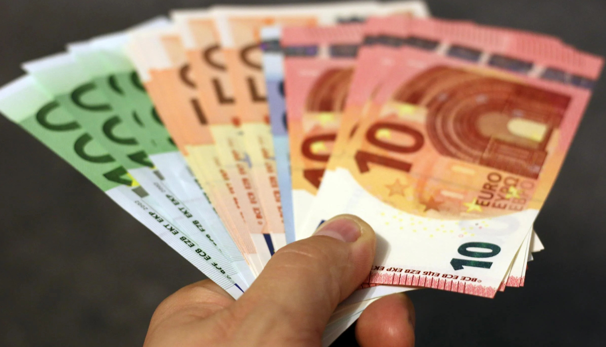 Studenti (italiani) in gita in Grecia trovano 100k euro e li ...