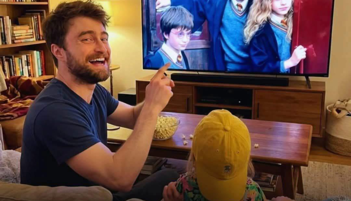 Radcliffe guarda Harry Potter col figlio (che non sa che quello è il papà)